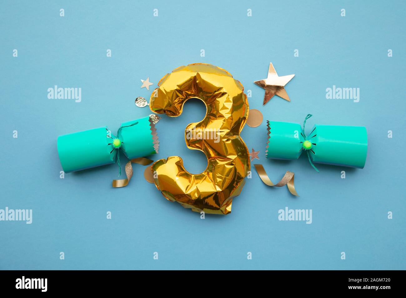 Christmas countdown. Gold number 3 with festive cristmas cracker ...