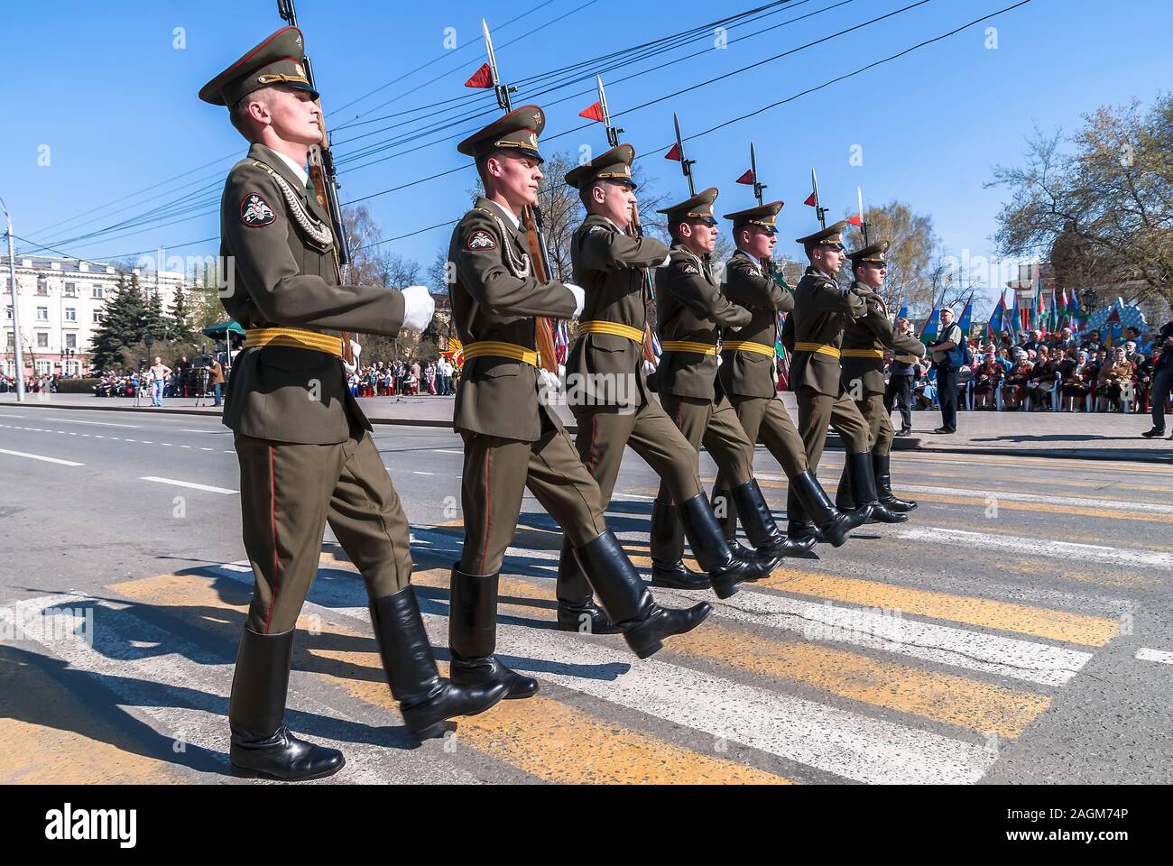 Soldiers of guard of honor march on parade Stock Photo - Alamy