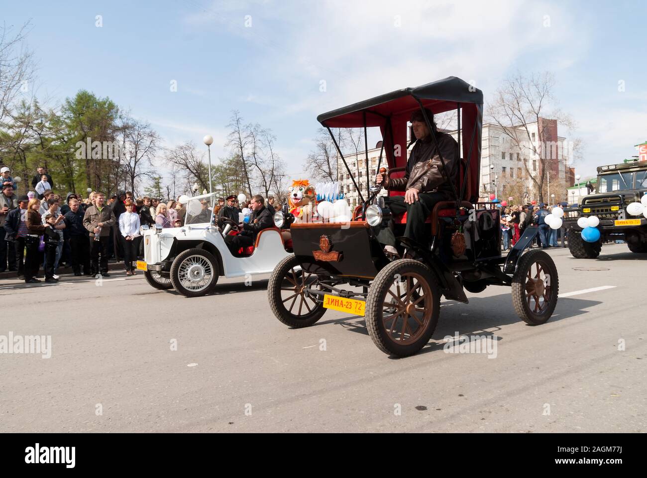 Old-fashioned cars participate in parade Stock Photo - Alamy