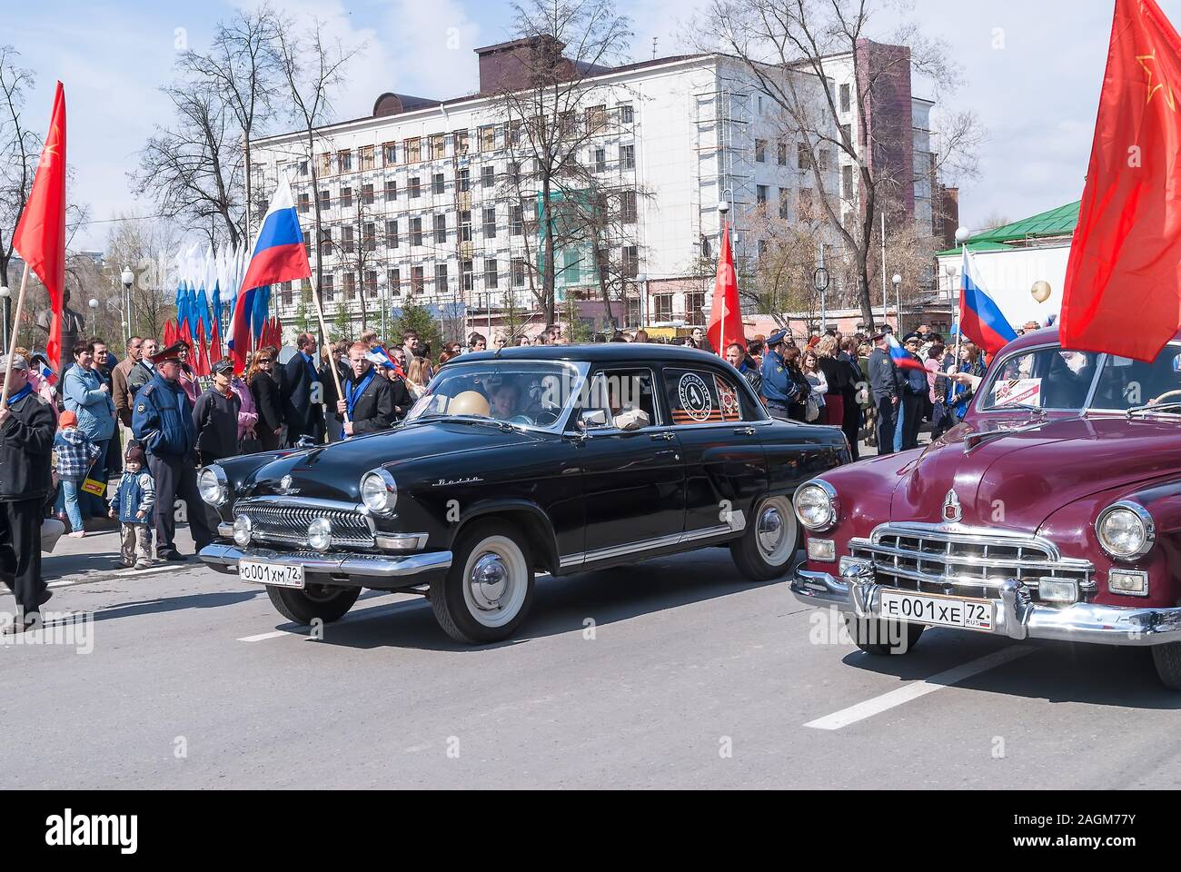Old-fashioned cars participate in parade Stock Photo - Alamy