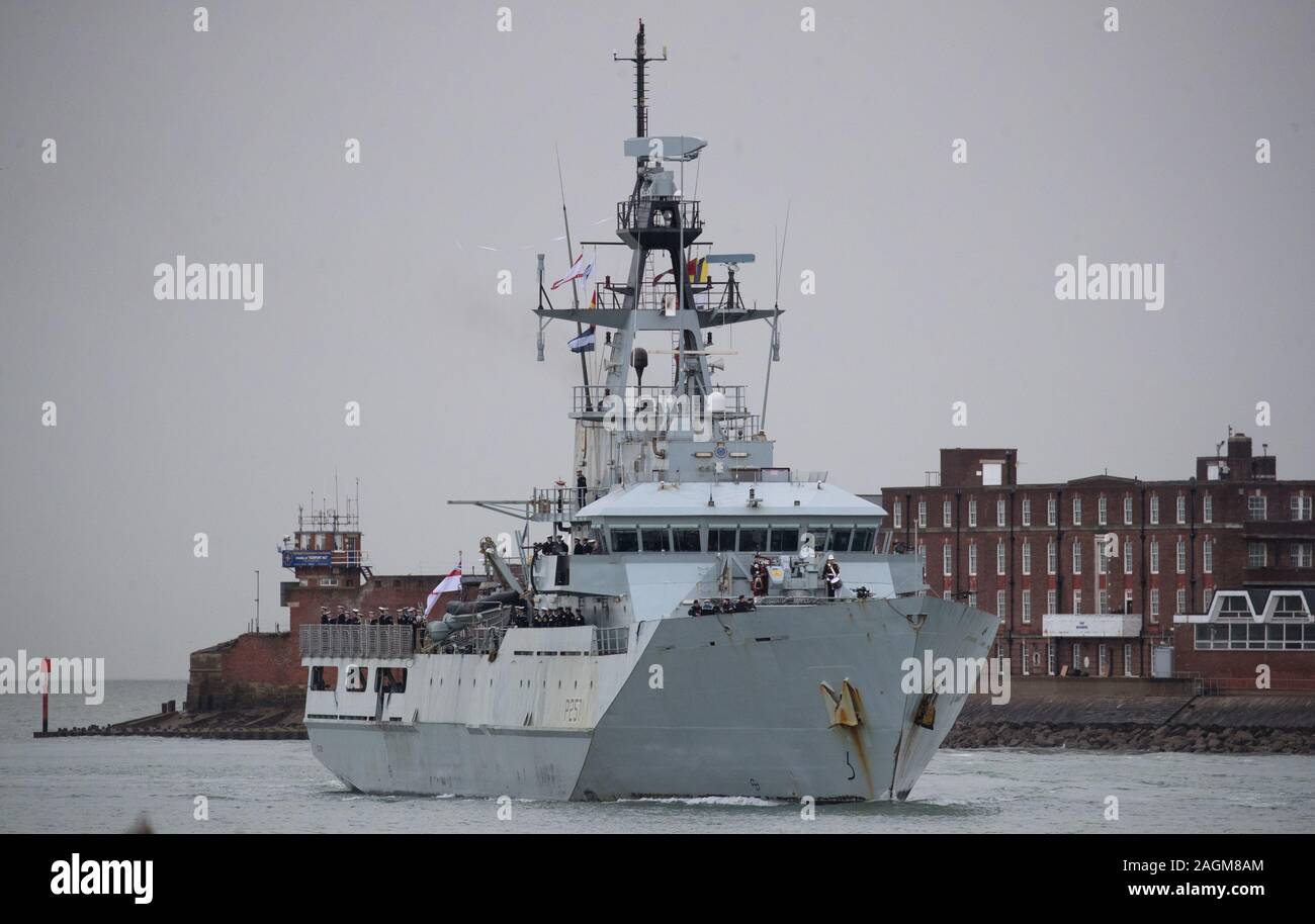 HMS Clyde arrives back into Portsmouth for the first time in 12 years ...
