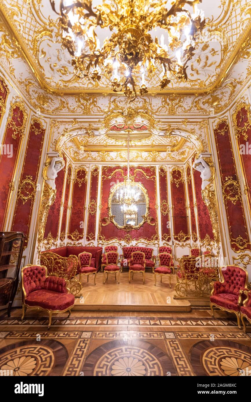 Inside interior of the Hermitage russian state museum. Amazing room ...