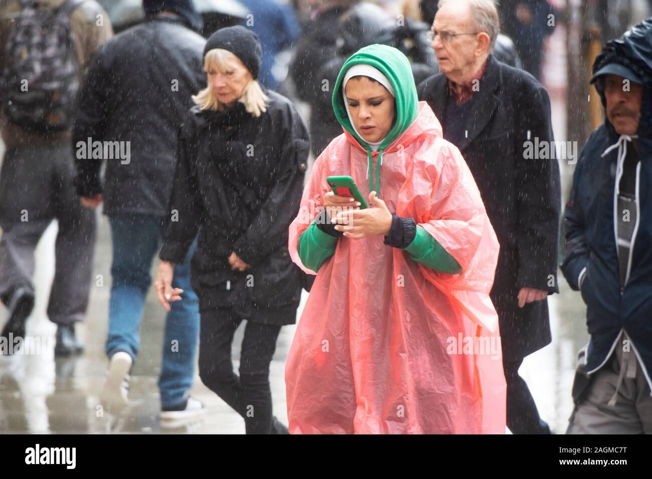 Shoppers during heavy rain on Oxford Street in London Stock Photo - Alamy
