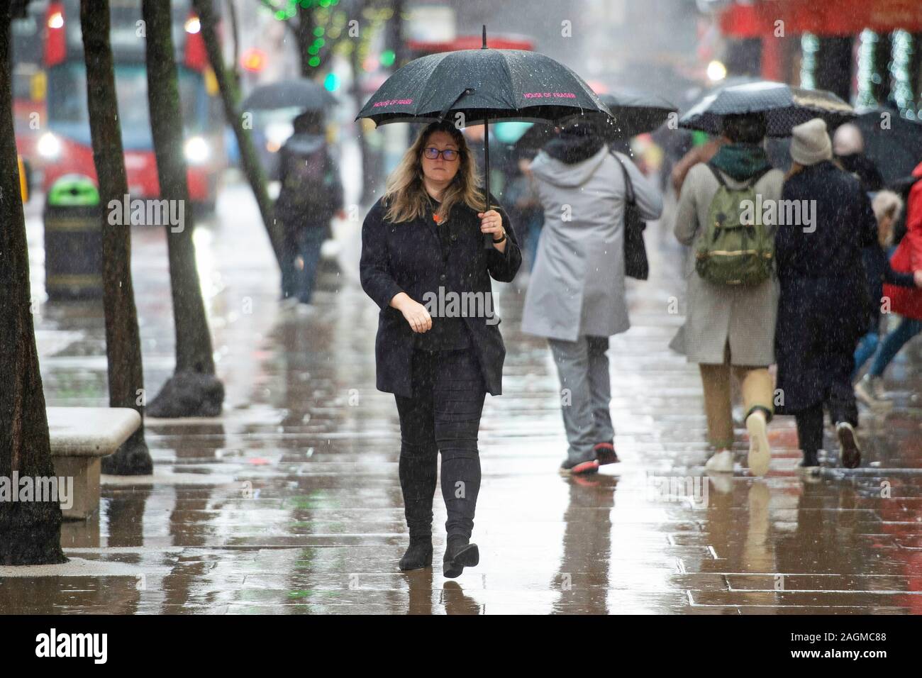 Shoppers during heavy rain on Oxford Street in London Stock Photo - Alamy