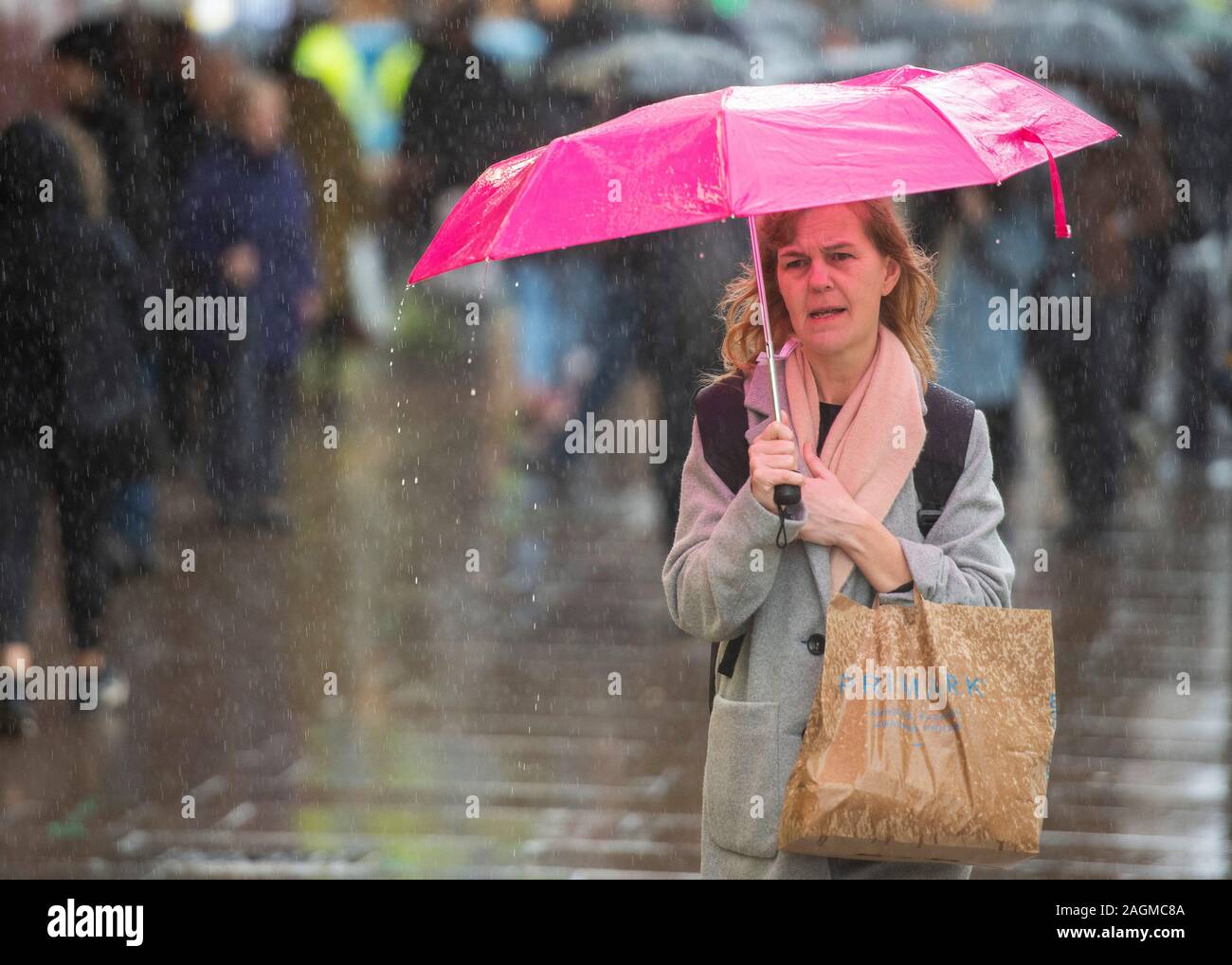 Shoppers during heavy rain on Oxford Street in London Stock Photo - Alamy