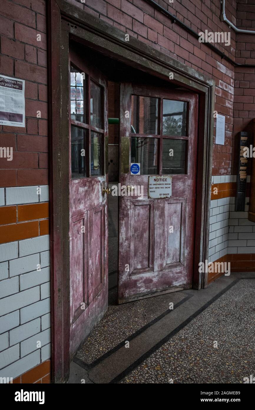 Faded red painted doors hi-res stock photography and images - Alamy