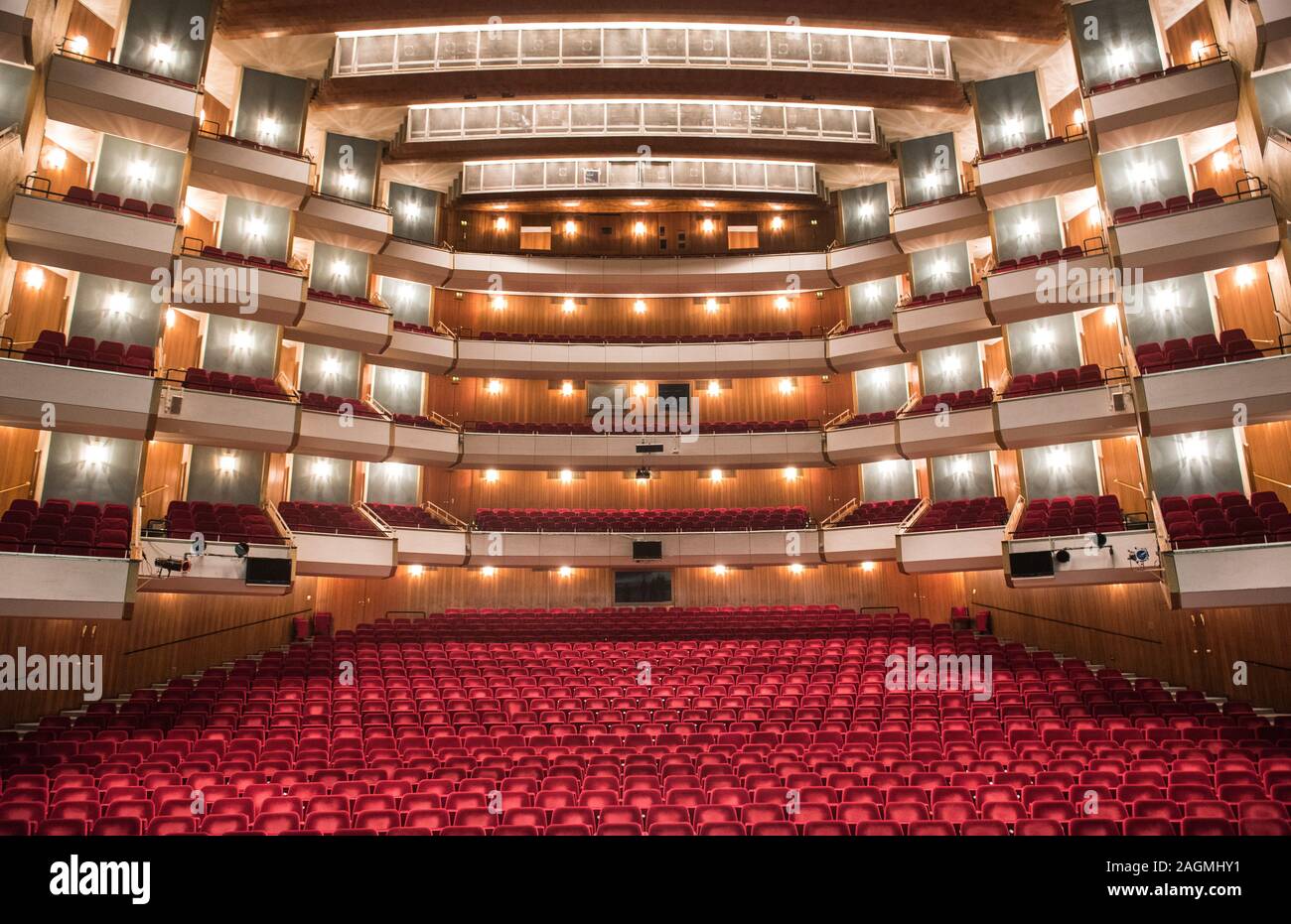 State opera hamburg architecture hi-res stock photography and images ...