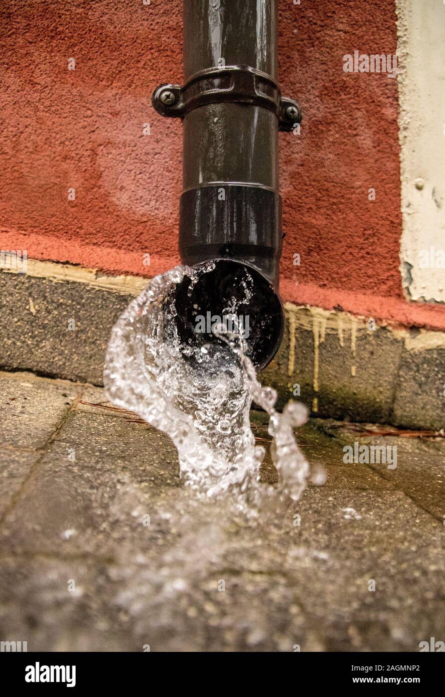 Rain water flowing from a gutter hi-res stock photography and images ...