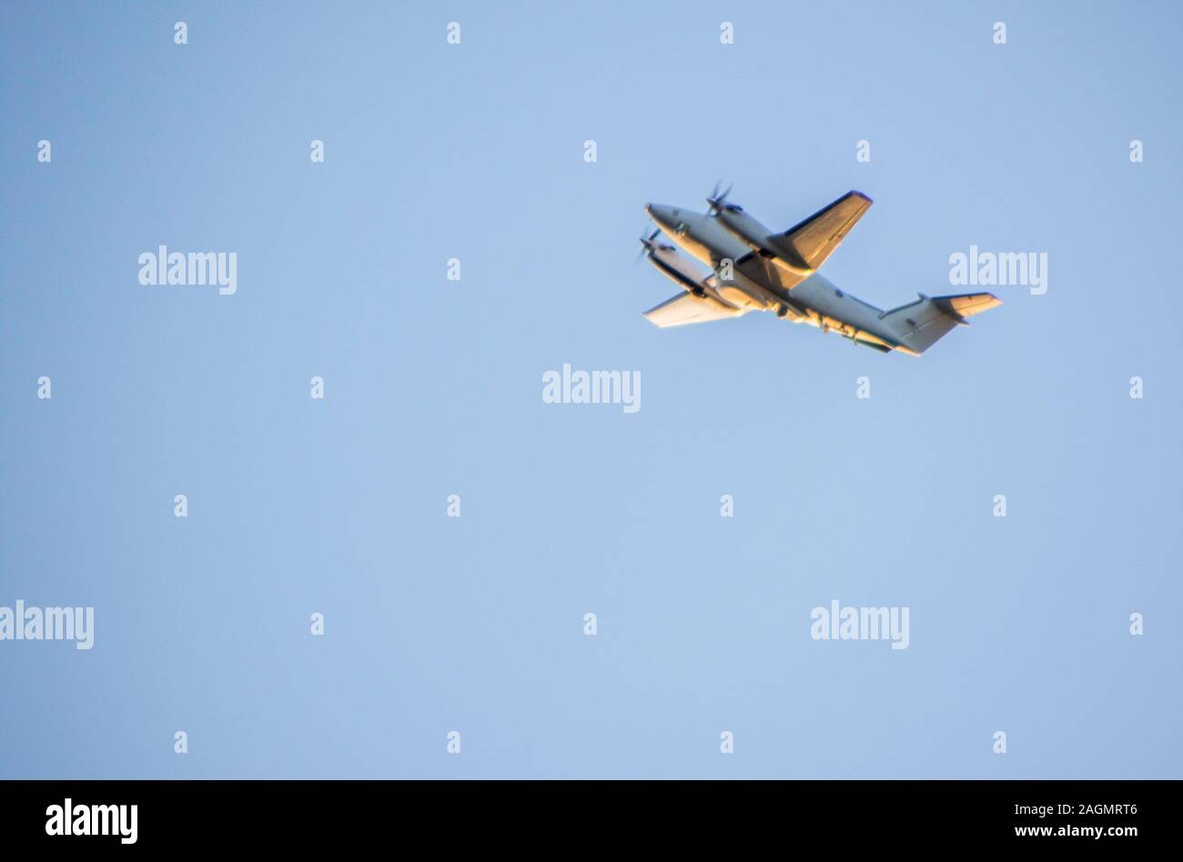 A Kingair / Beechcraft small aircraft flies overhead Stock Photo - Alamy