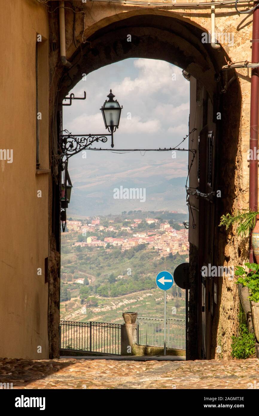 Archway street sicily hi-res stock photography and images - Alamy