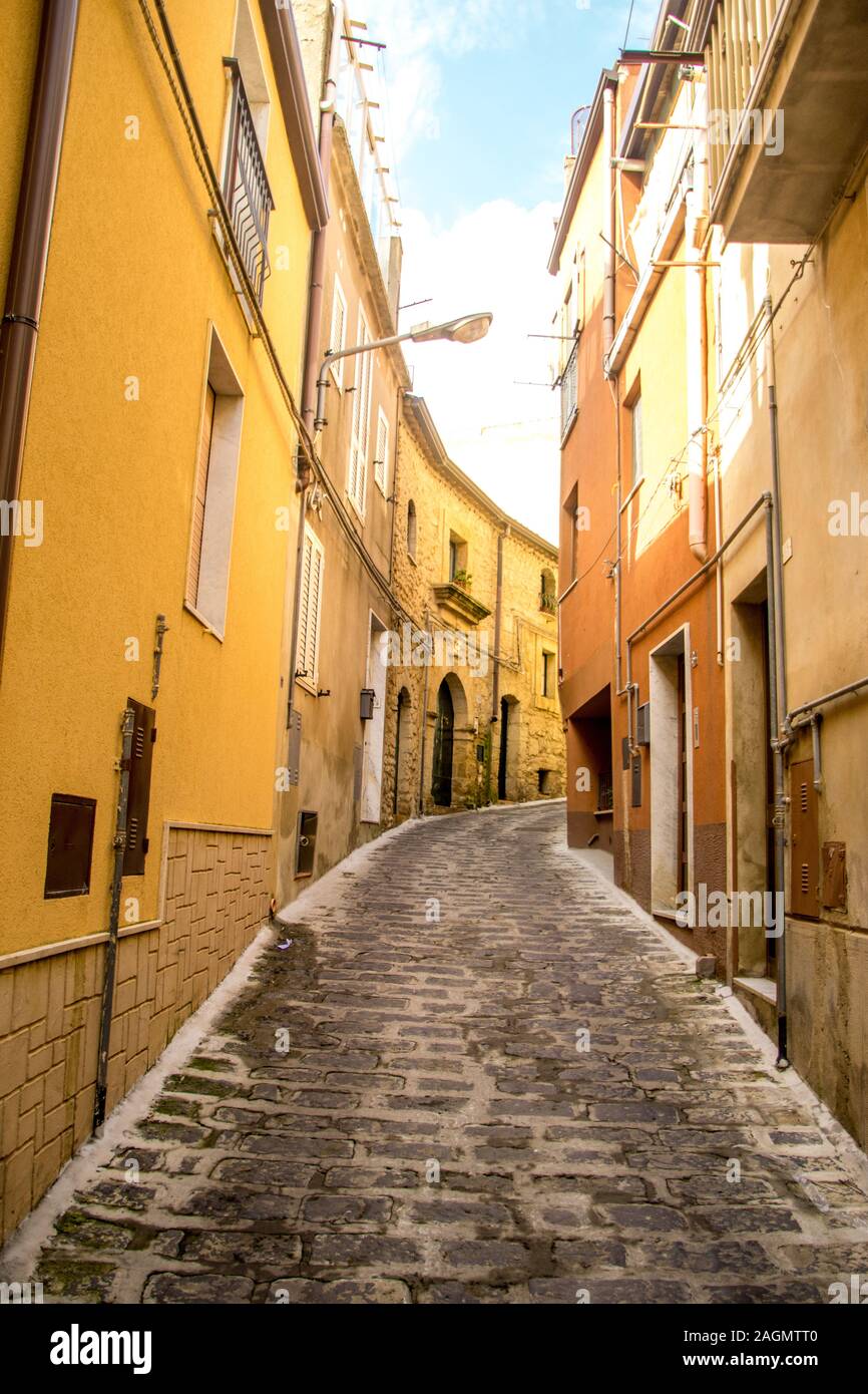 A look along a typical Italian alleyway, in Enna, Sicily Stock Photo ...