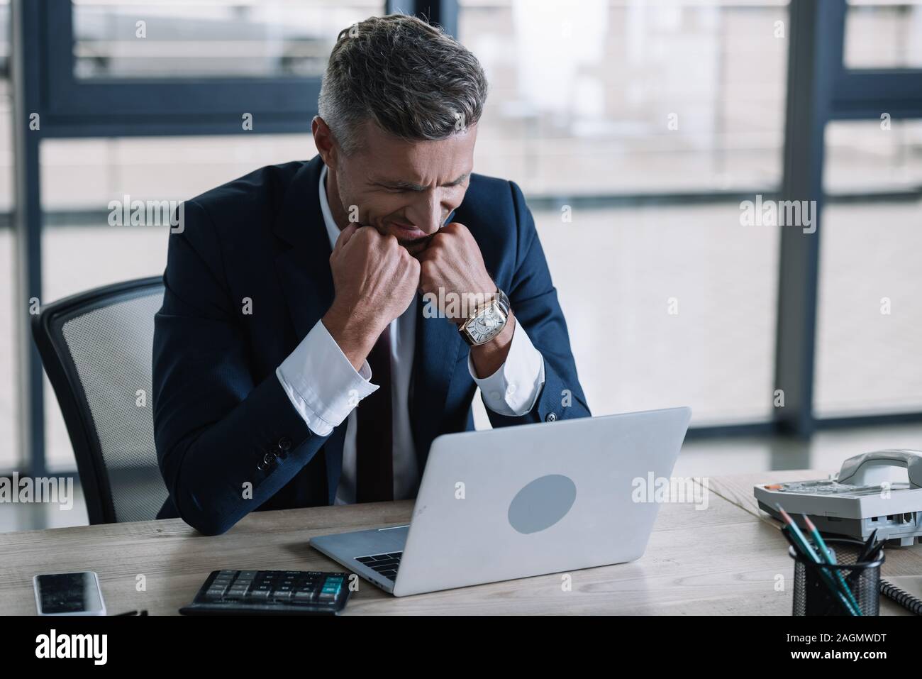 Upset looking screen office hi-res stock photography and images - Alamy