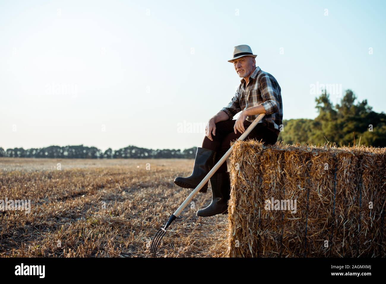Man sitting on hay bale hi-res stock photography and images - Alamy