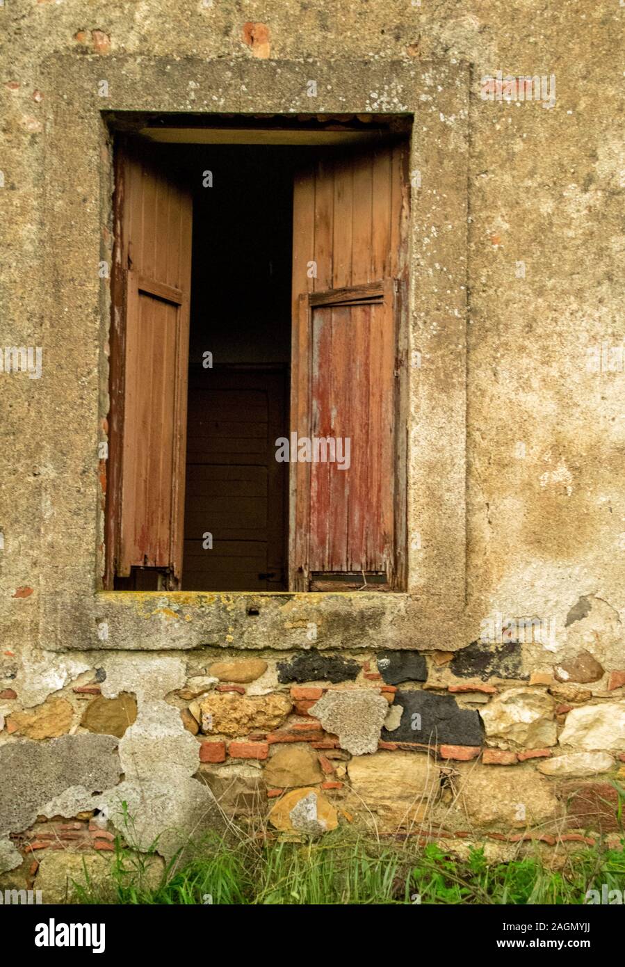 A very old window on an abandoned building Stock Photo - Alamy