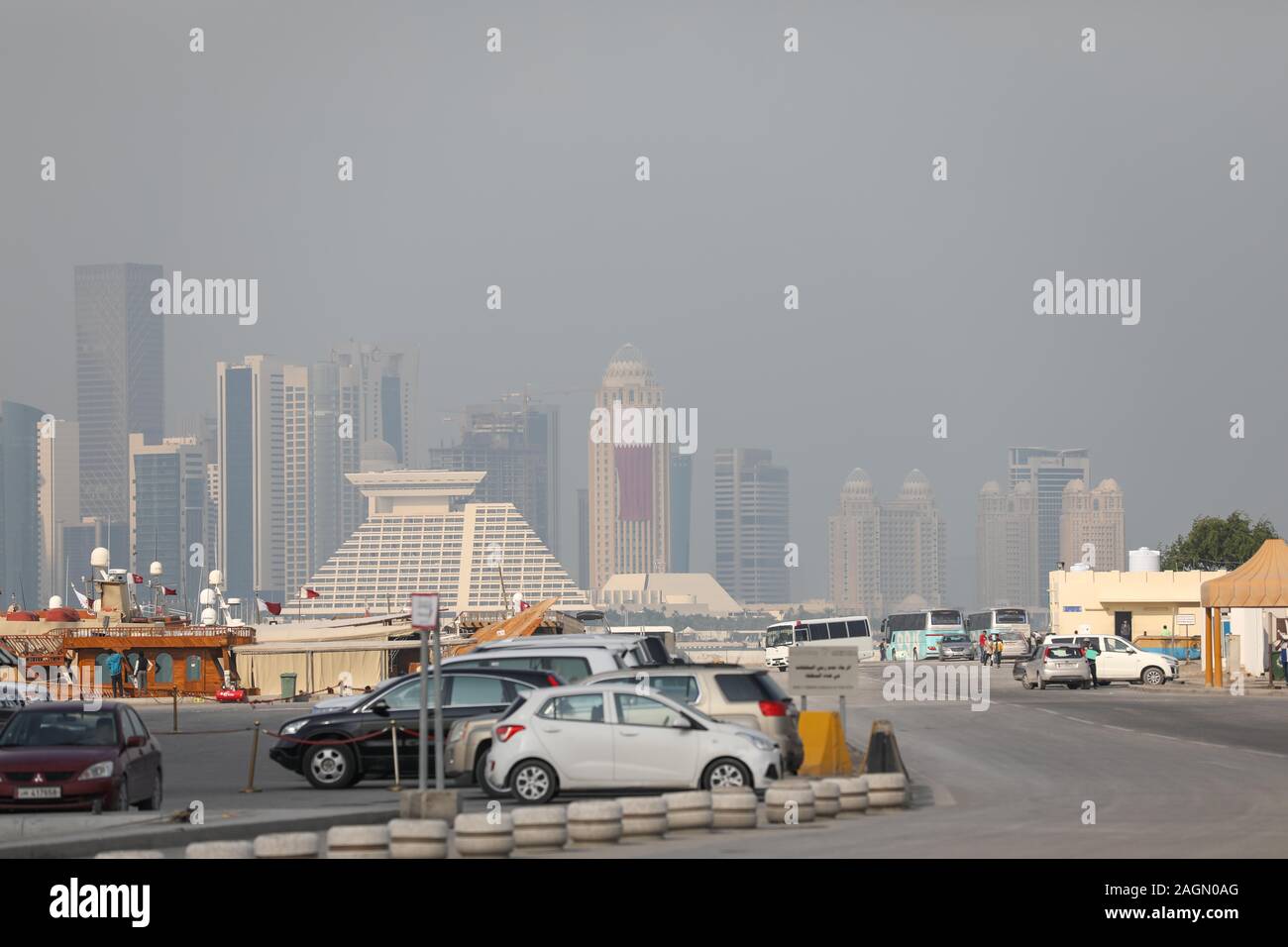 Doha qatar medio oriente hi-res stock photography and images - Alamy