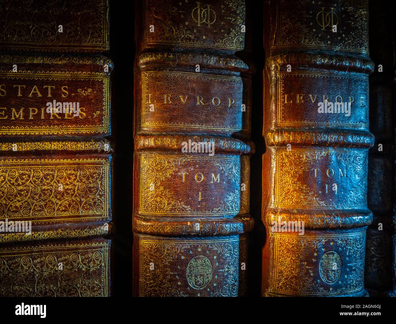 Leather bound books hi-res stock photography and images - Alamy
