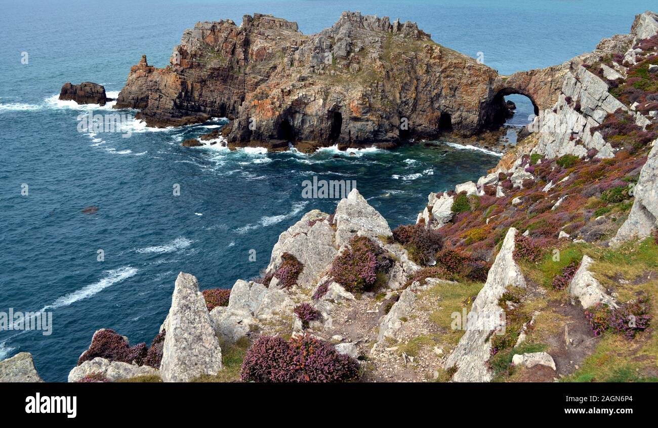The stone forms an arch on the sea Stock Photo - Alamy