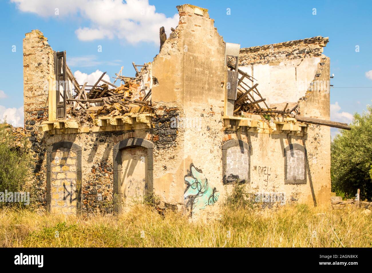 A very old and abandoned building Stock Photo - Alamy