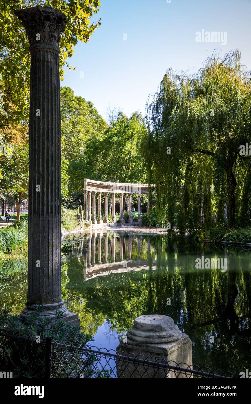 Corinthian colonnade and pond in Parc Monceau gardens, Paris, France ...