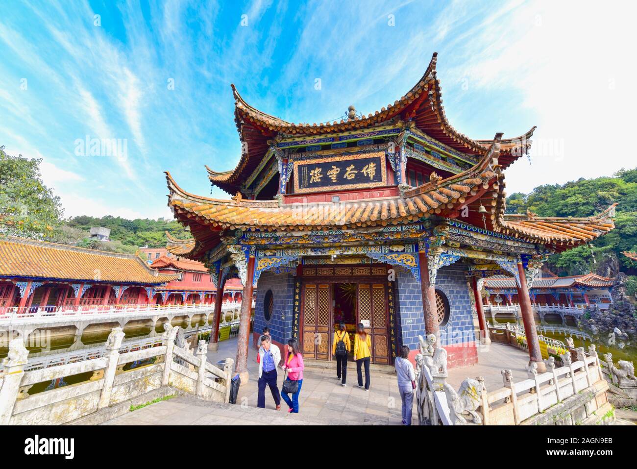 Chinese traditional pagoda style roof building hi-res stock photography ...