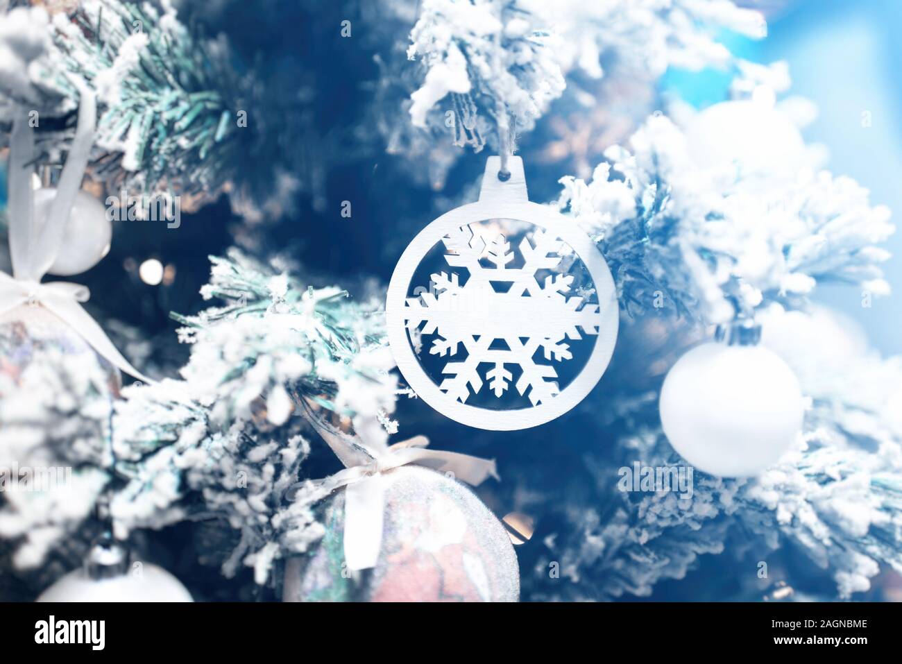 White snowflake decoration hi-res stock photography and images - Alamy