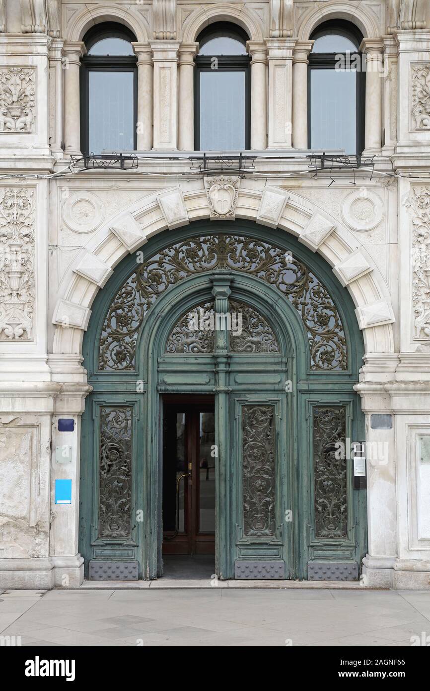 Medieval architecture iron work hi-res stock photography and images - Alamy