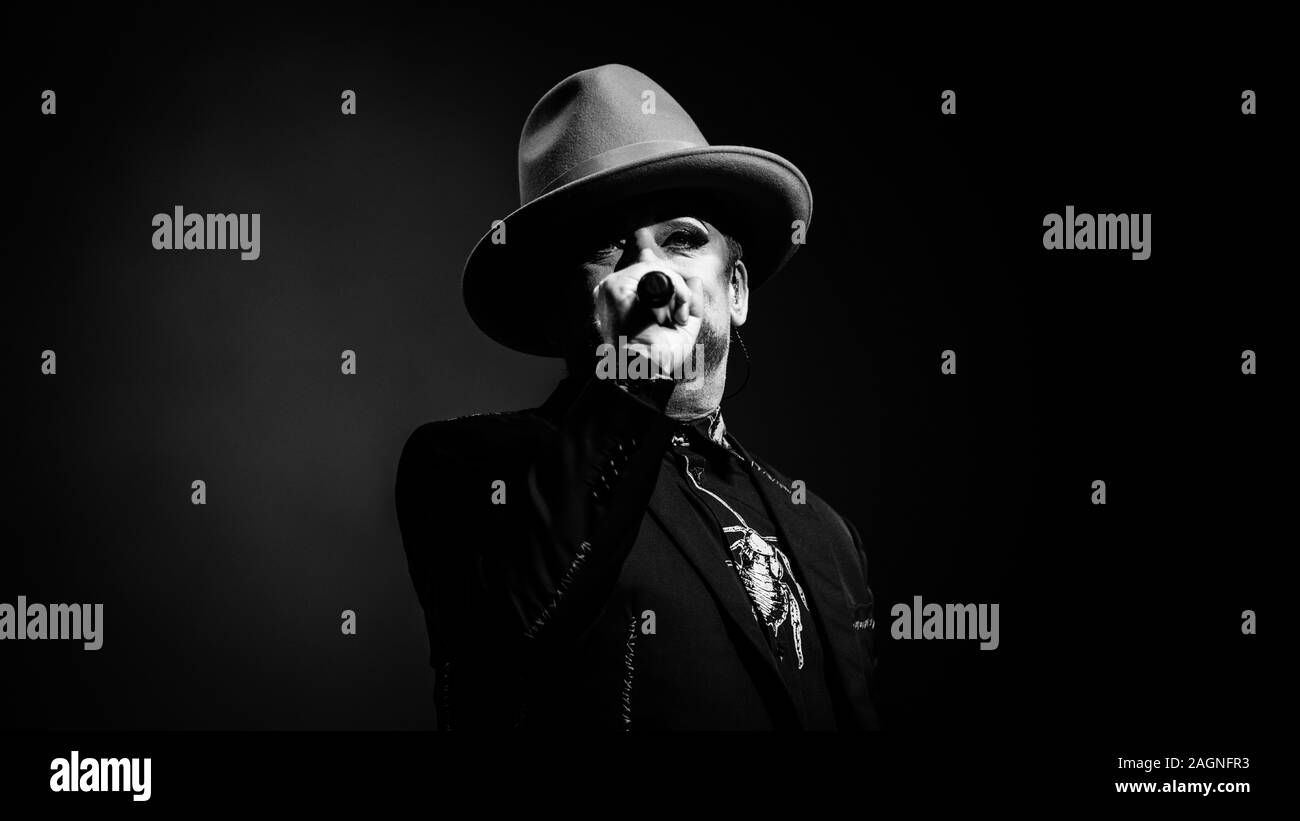 Boy george performing 1981 hi-res stock photography and images - Alamy