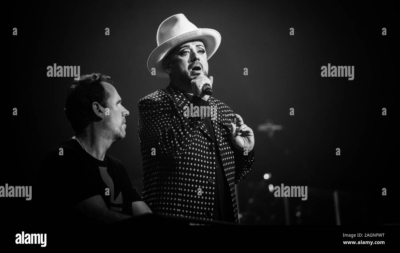 Boy george performing 1981 hi-res stock photography and images - Alamy