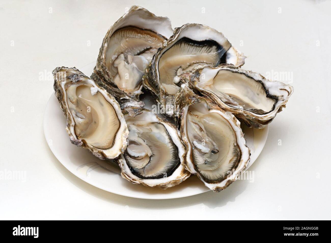 Oyster half open hi-res stock photography and images - Alamy