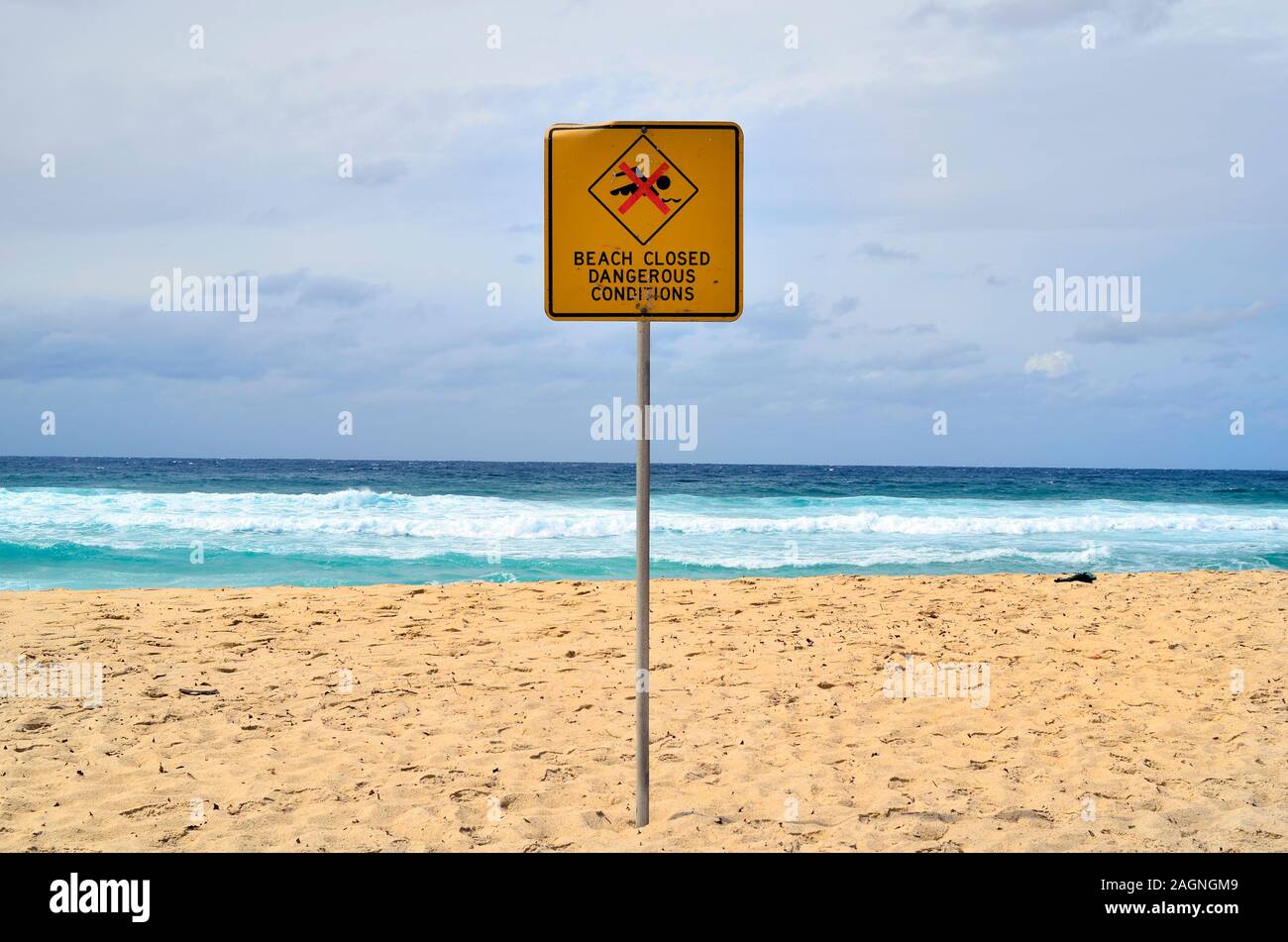 Beach closed sign australia hi-res stock photography and images - Alamy