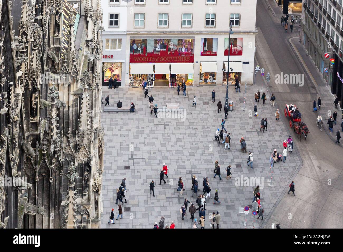People walking in Stephansplatz (Stephens Square), seen from the ...