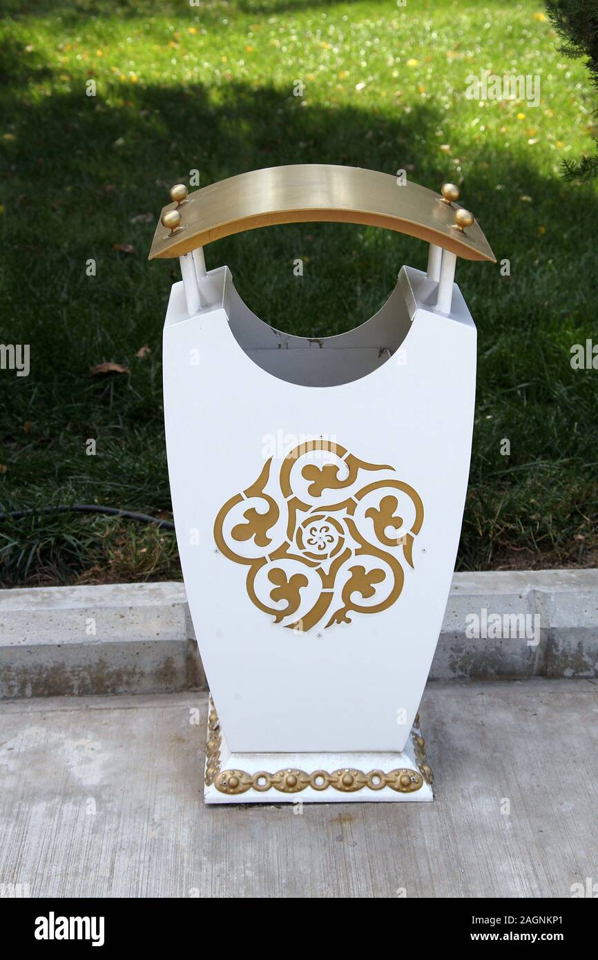Litter bin in the spotless city of Ashgabat Stock Photo - Alamy