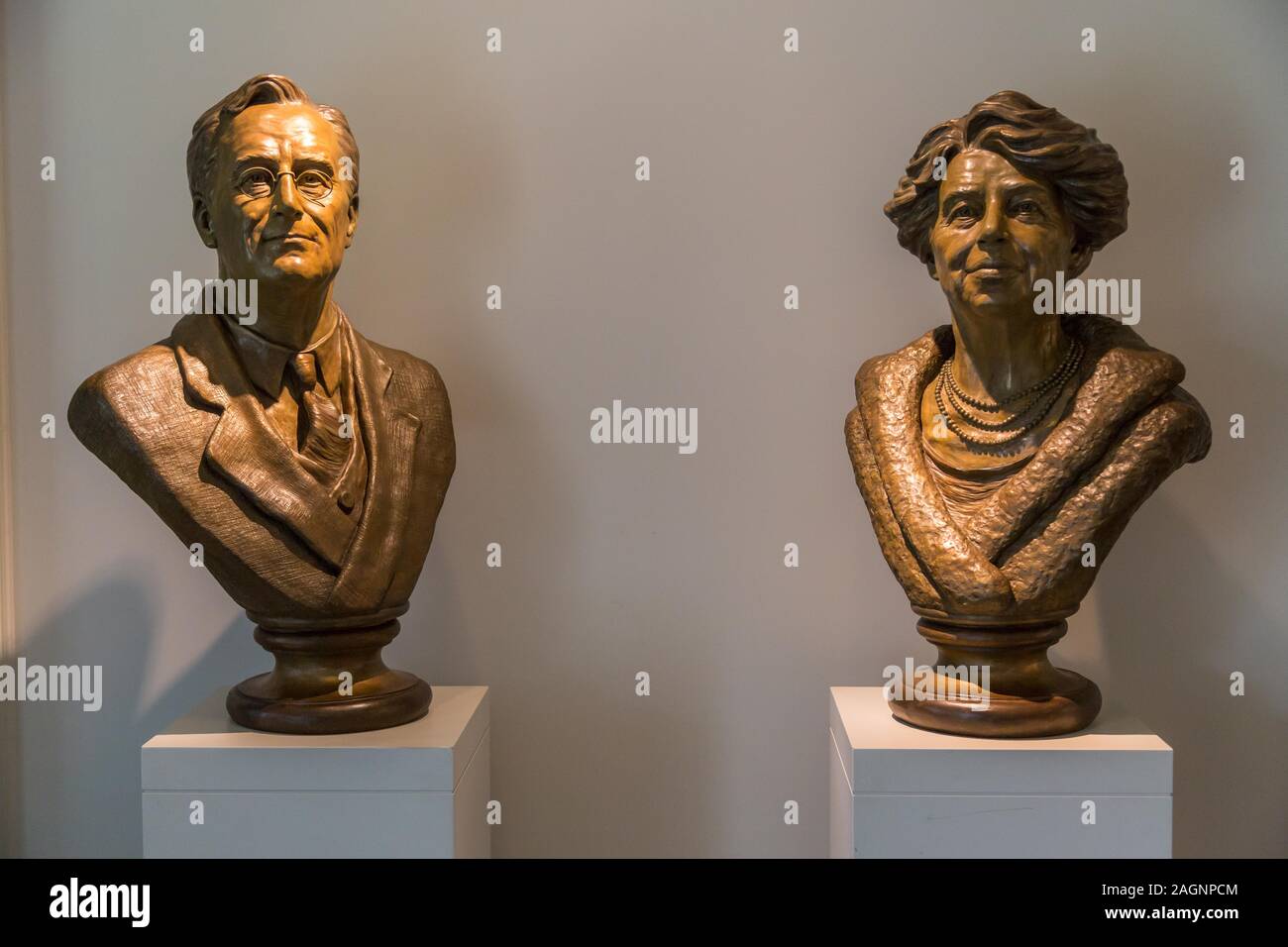 Bronze statues Franklin D. and Eleonor Roosevelt, Library Franklin D ...