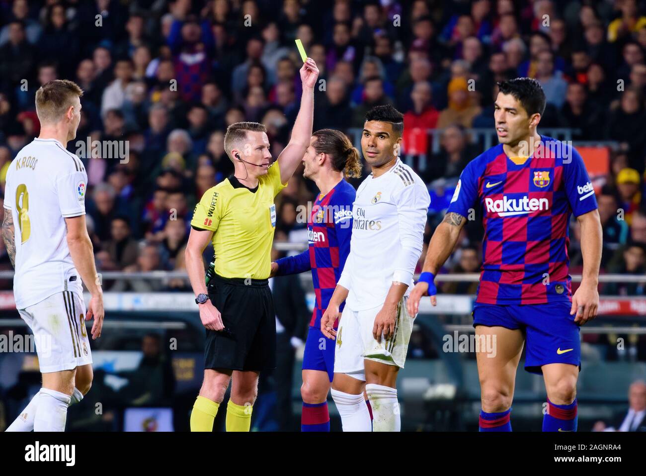 BARCELONA - DEC 18: The referee Hernandez shows a yellow card at the La ...