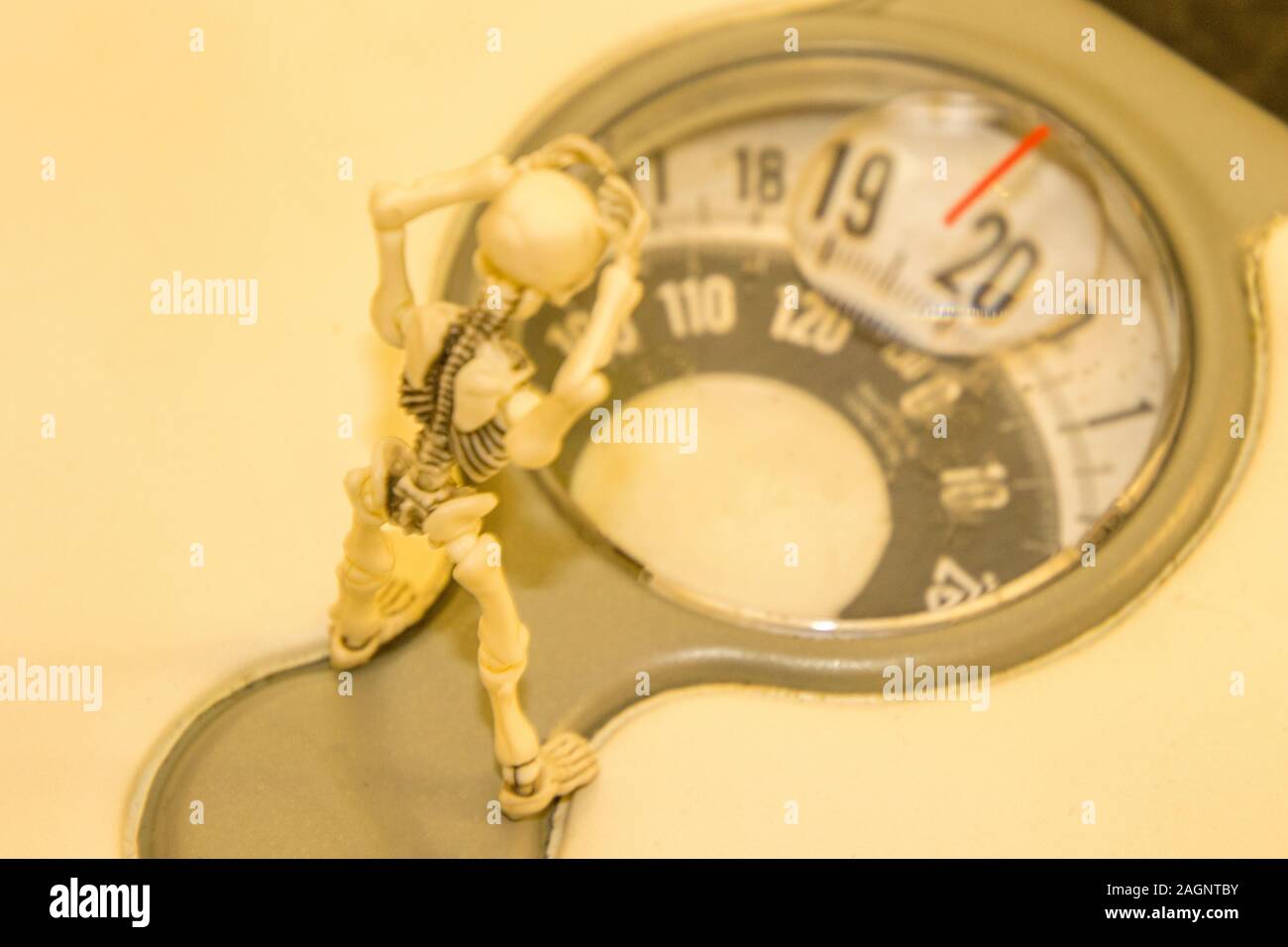 Skeleton holding scales hi-res stock photography and images - Alamy