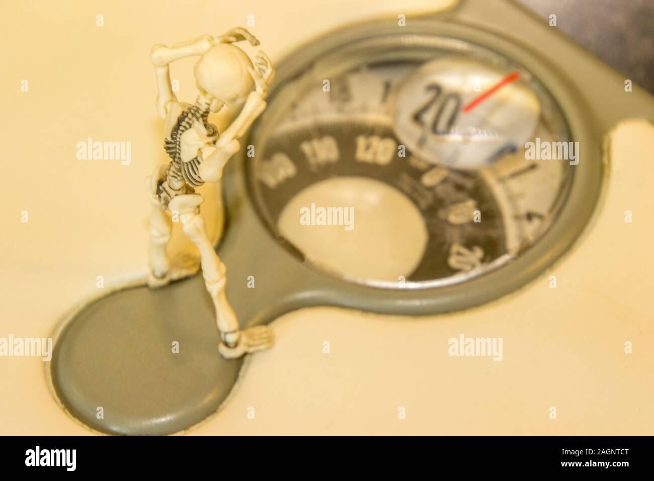 Skeleton holding scales hi-res stock photography and images - Alamy