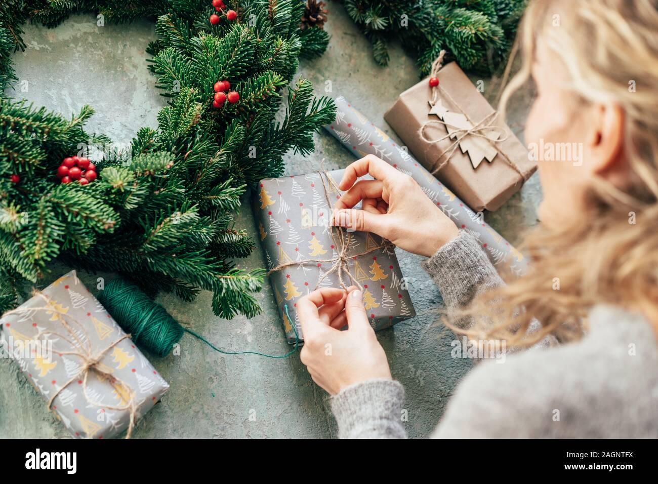 Packs a gift hi-res stock photography and images - Alamy