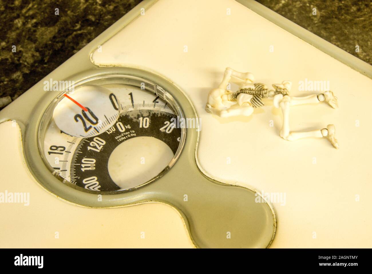 Skeleton holding scales hi-res stock photography and images - Alamy