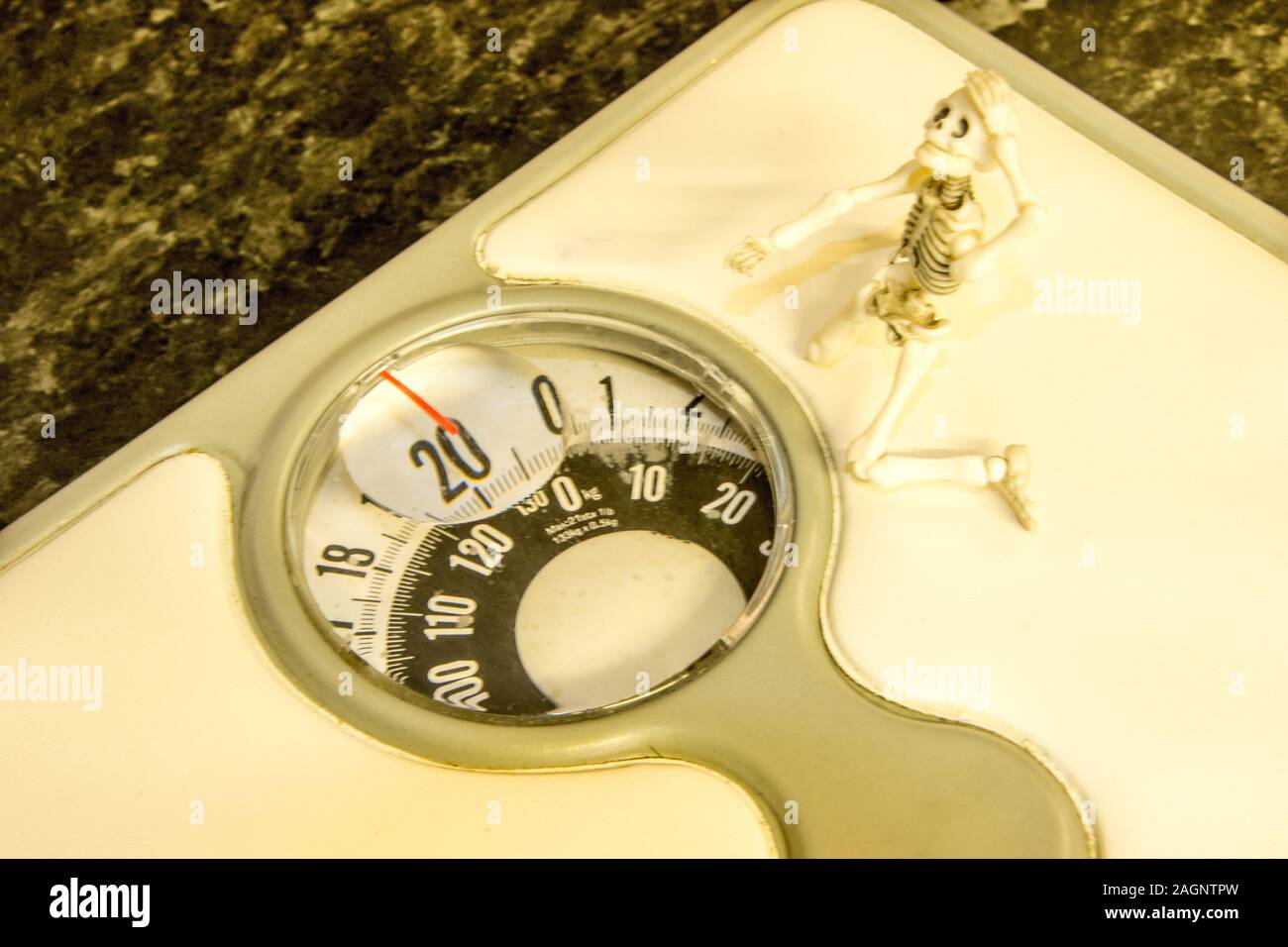 Skeleton holding scales hi-res stock photography and images - Alamy