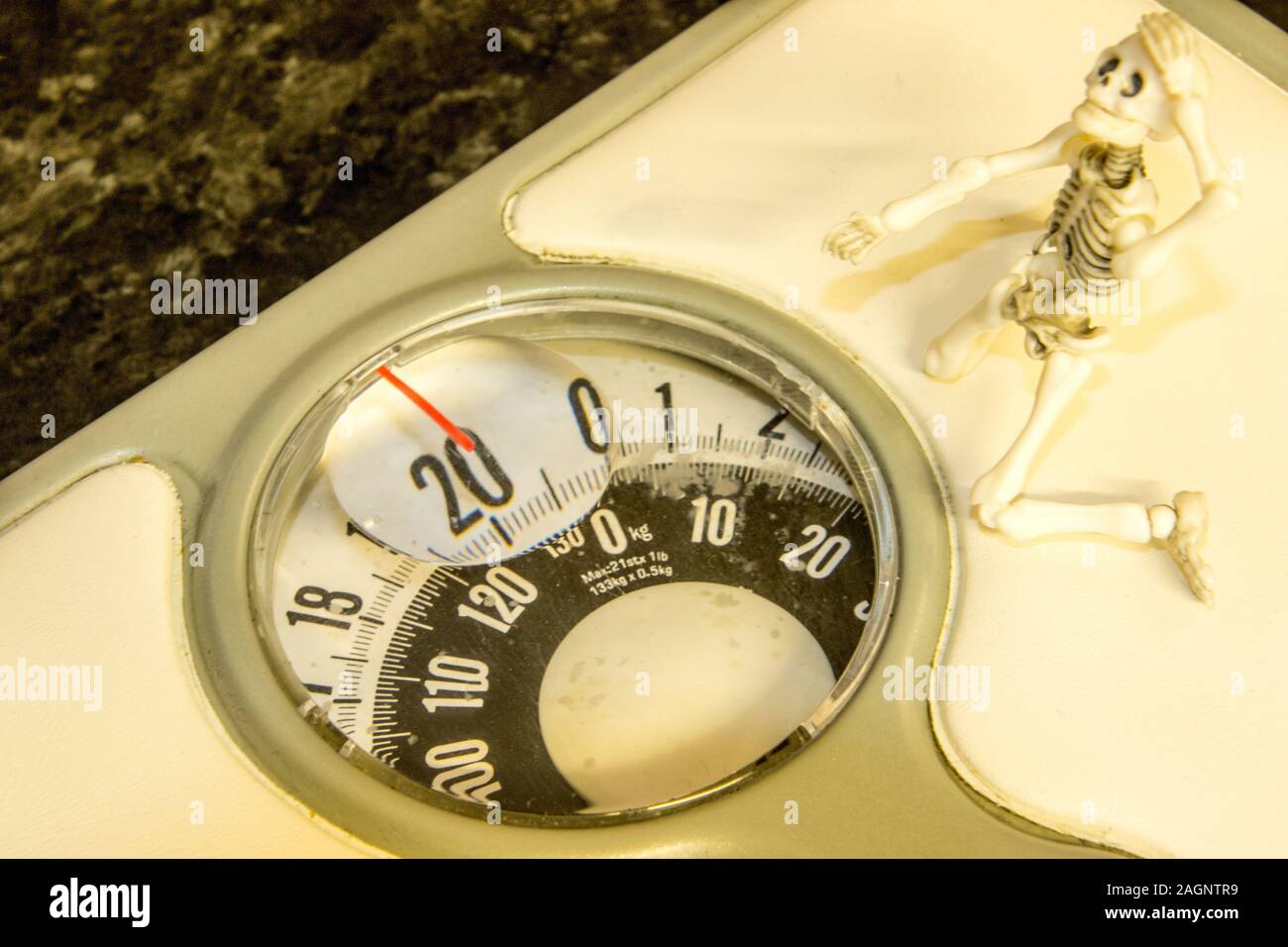 Skeleton holding scales hi-res stock photography and images - Alamy