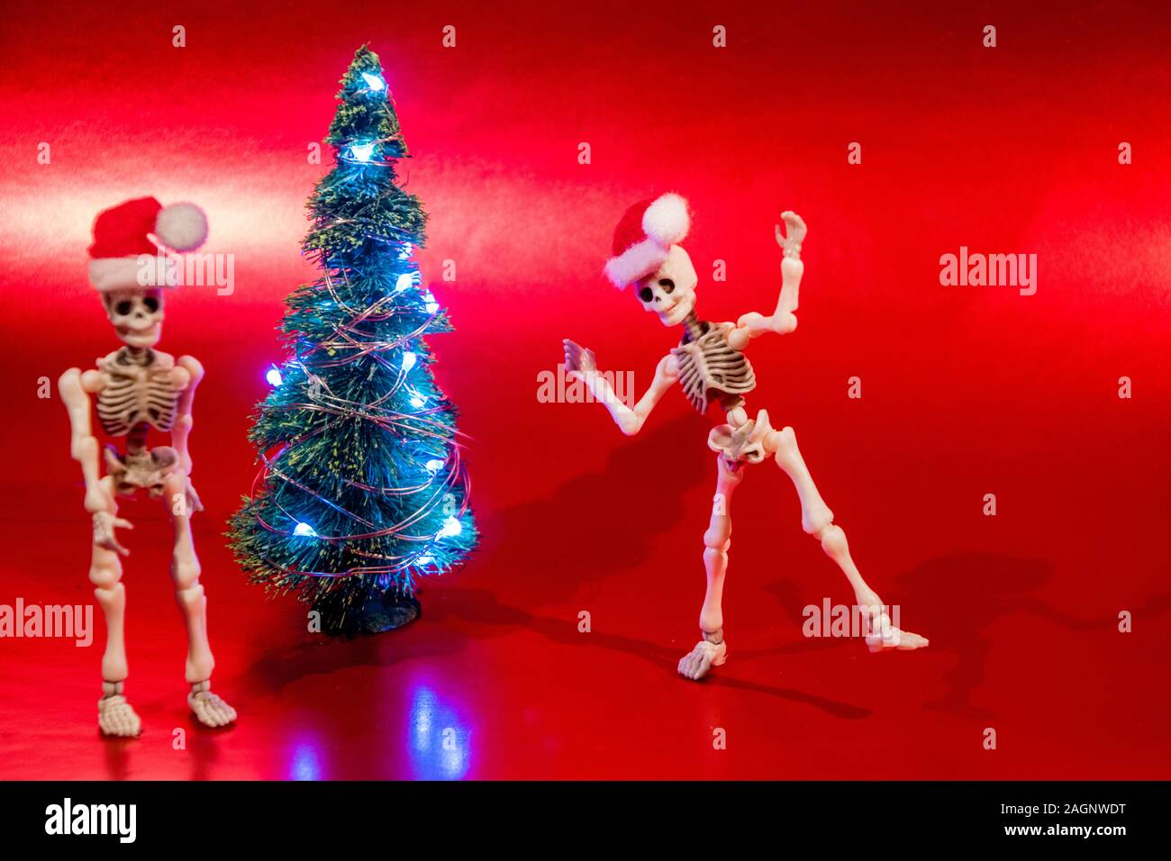 Skeletons dancing hi-res stock photography and images - Alamy