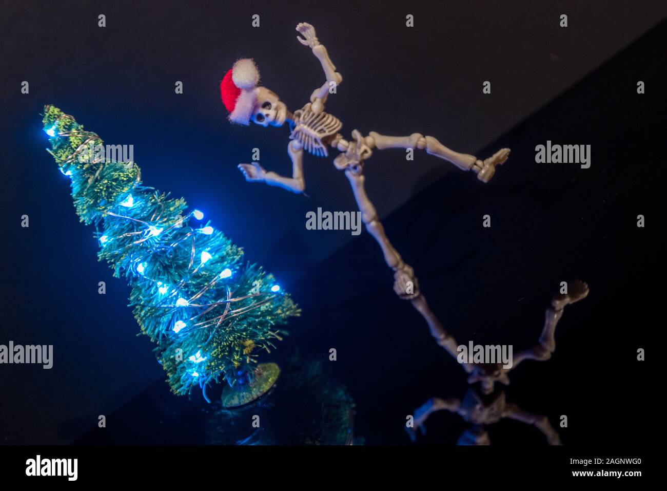 Skeleton dancing hi-res stock photography and images - Alamy
