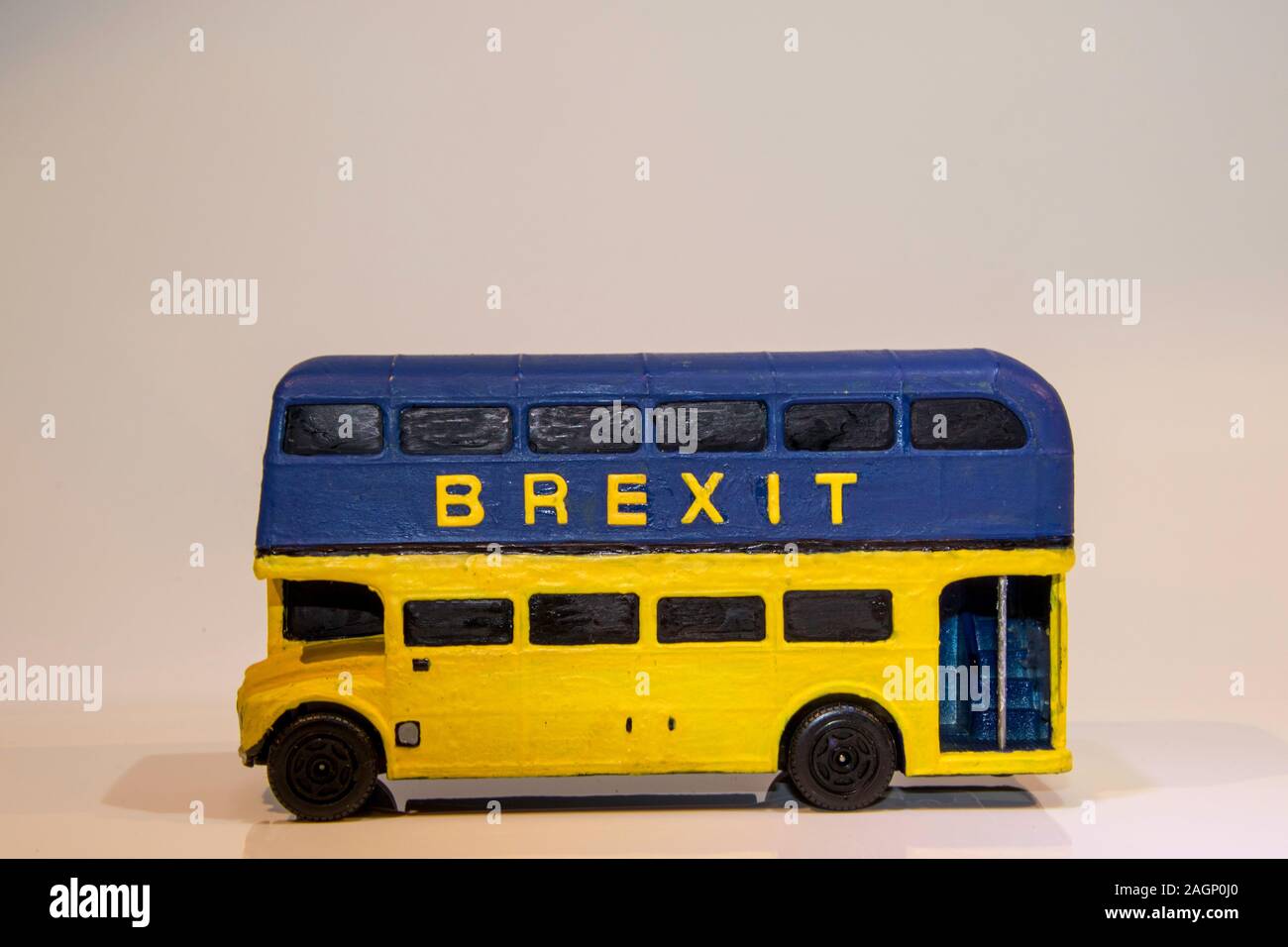 Toy model double decker bus hi-res stock photography and images - Alamy
