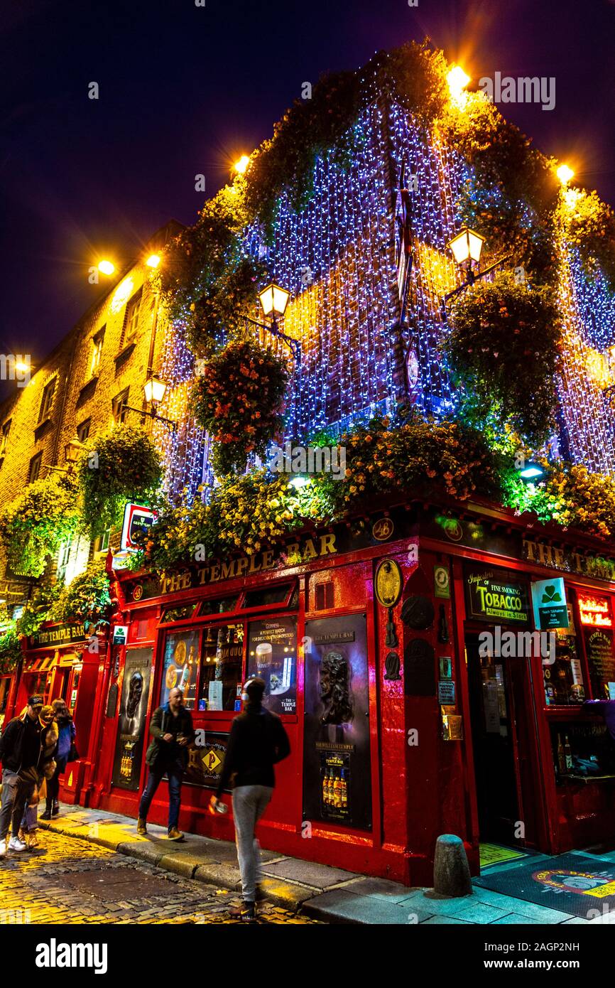 Nightlife temple bar dublin hi-res stock photography and images - Alamy