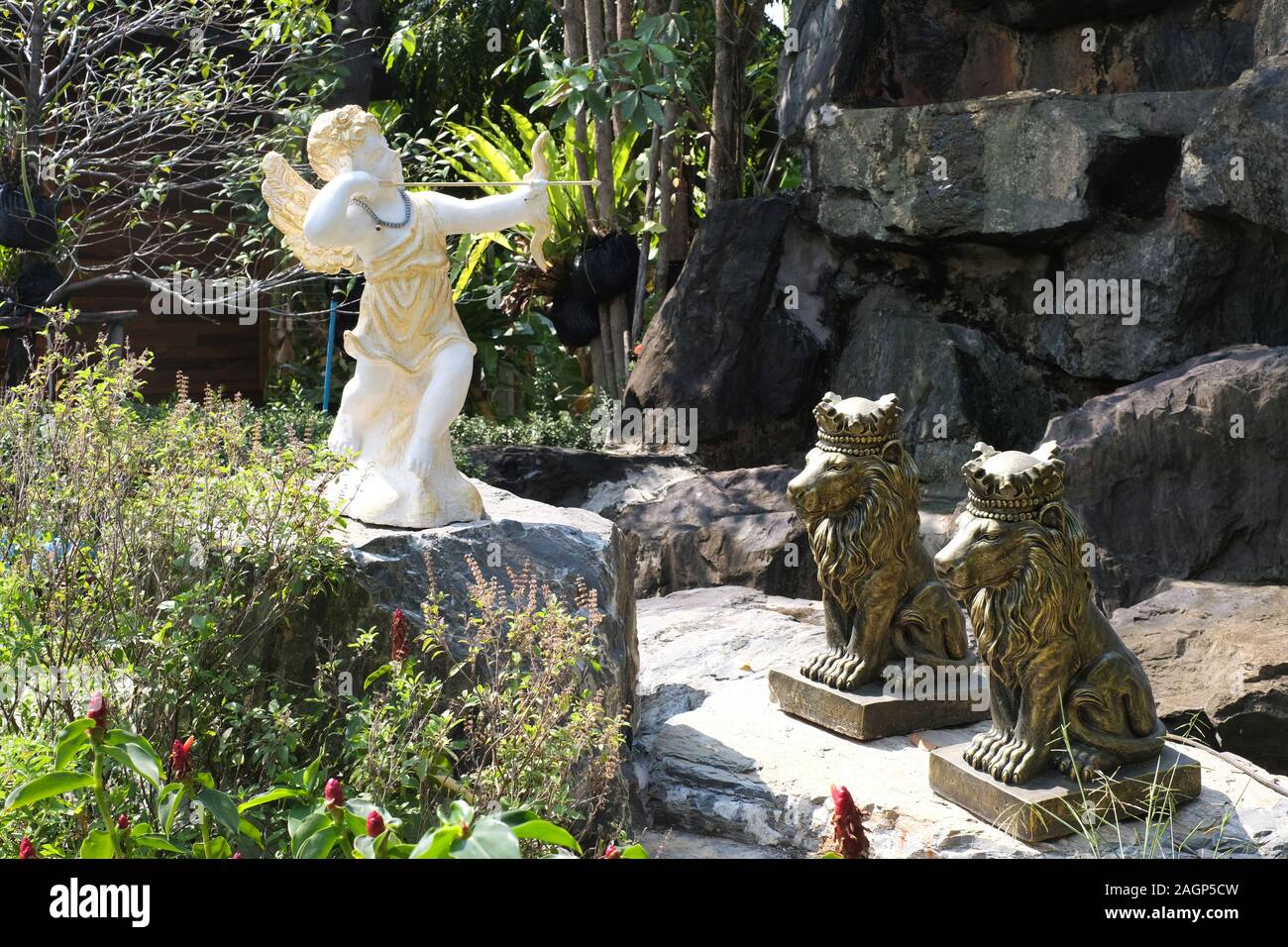 Cupid arrow statue hi-res stock photography and images - Alamy
