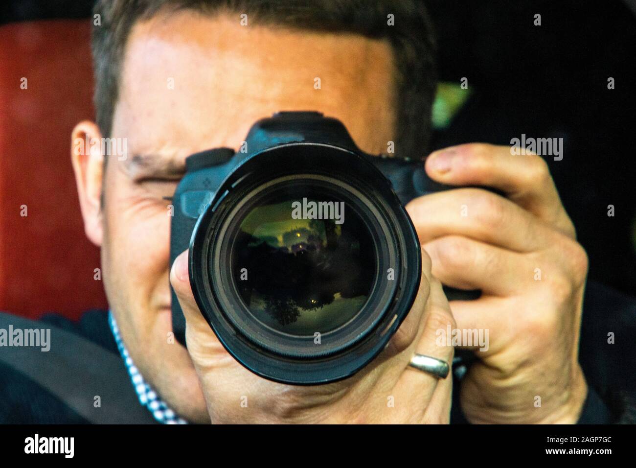 A look down the lens of a photographer with a DSLR Stock Photo - Alamy