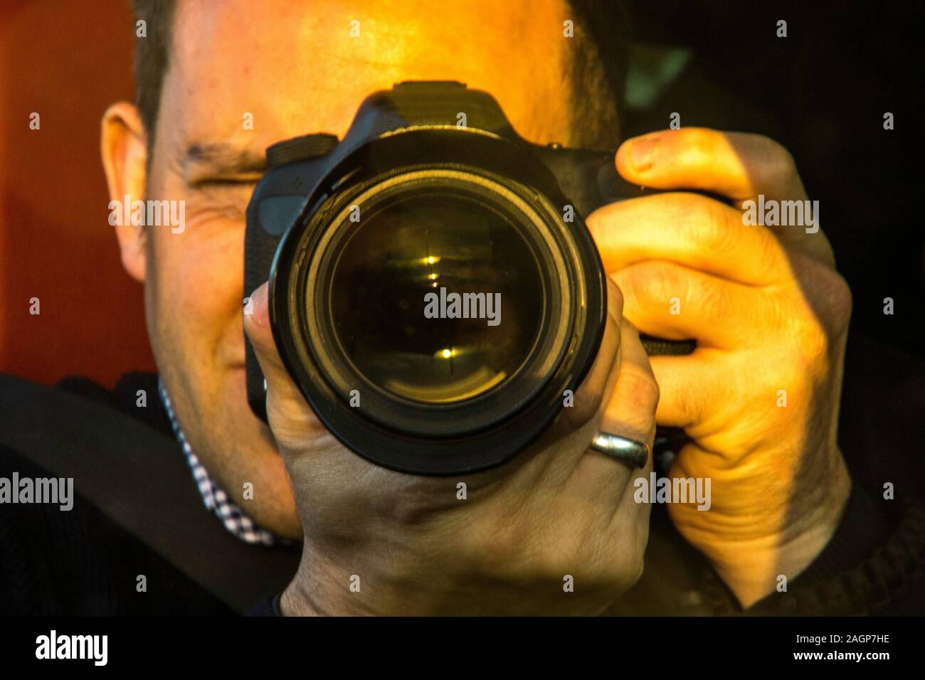 A look down the lens of a photographer with a DSLR Stock Photo - Alamy