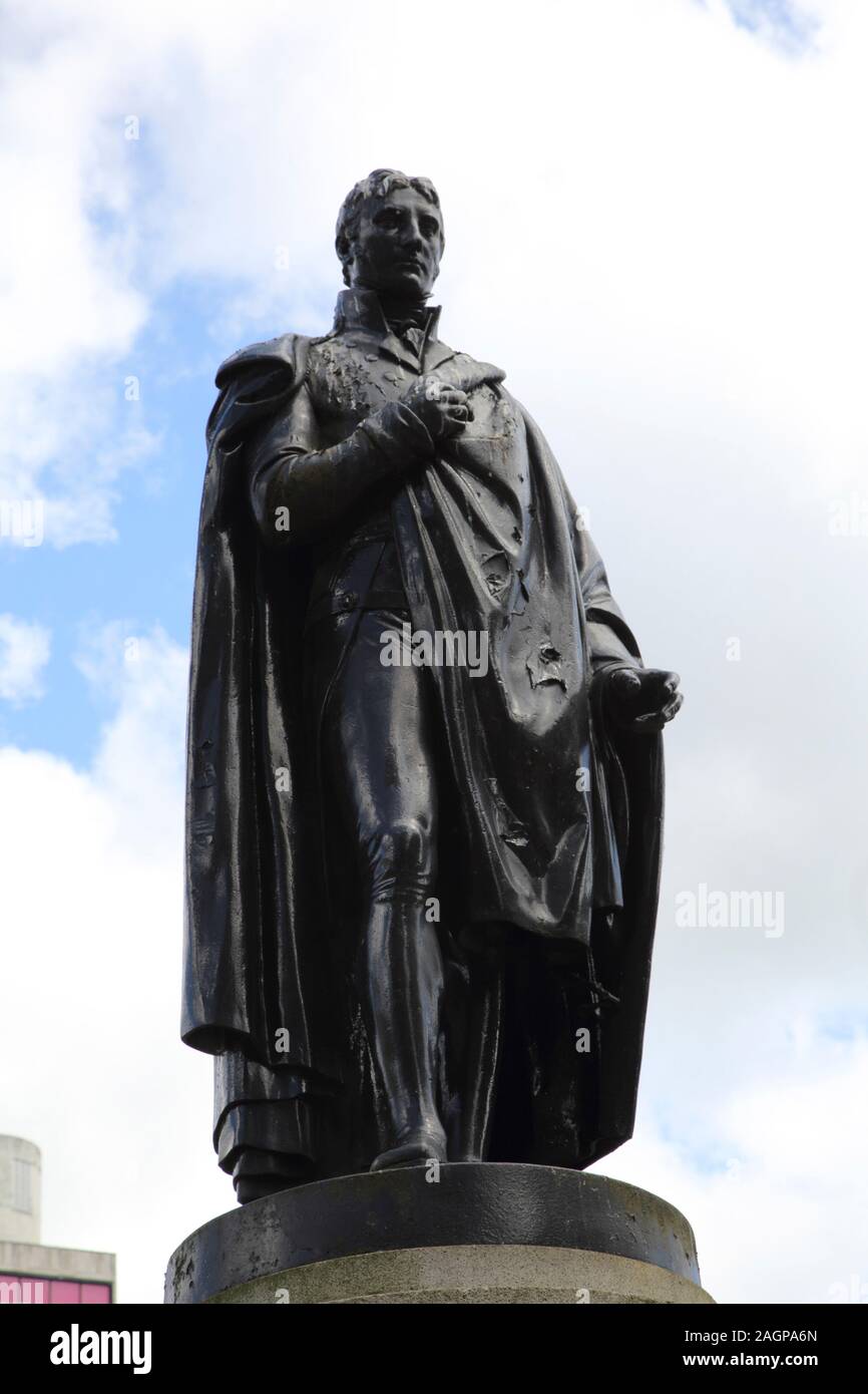 George square statue hi-res stock photography and images - Alamy