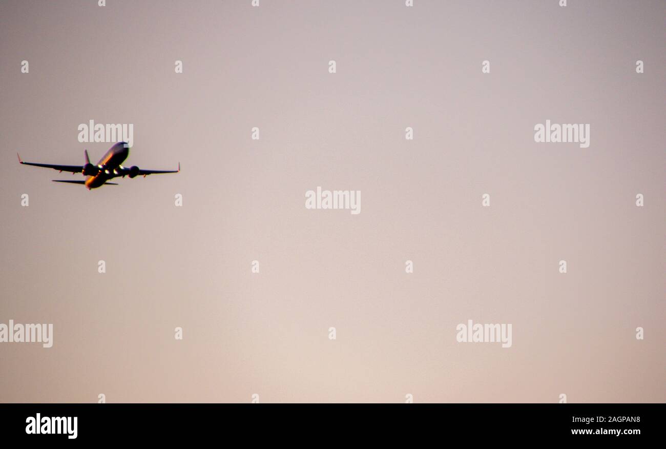 Final approach landing silhouette hi-res stock photography and images ...