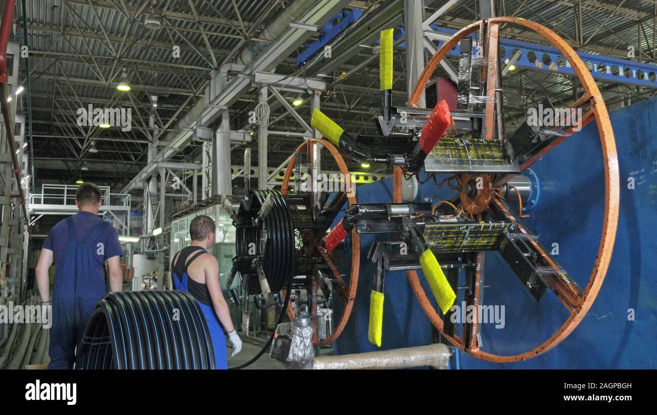 Roll threading coil pipe. Manufacture of plastic water pipes factory ...